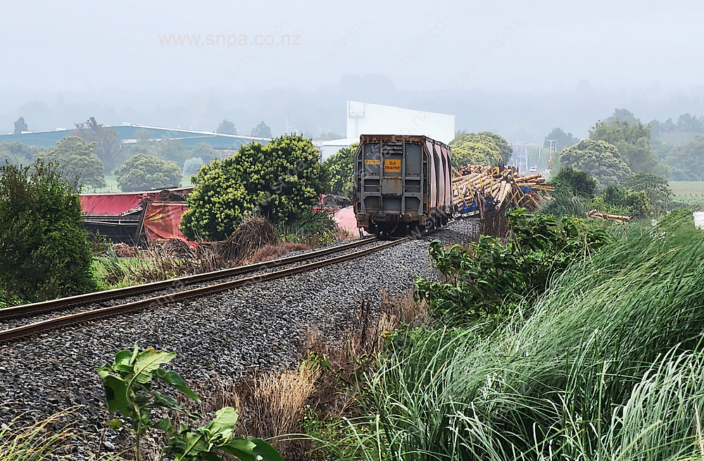 Te Puke-Freight train derailed by flooding - Images | Setford news ...